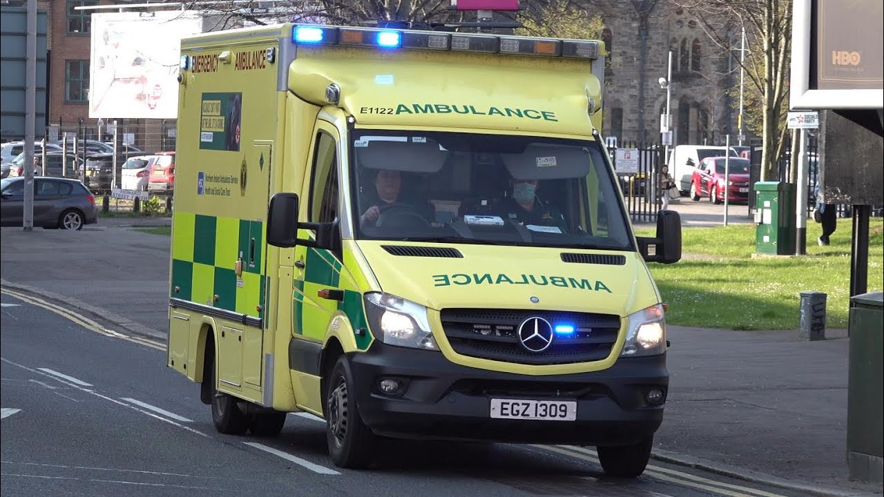 Northern Ireland Ambulance responding with siren and lights - YouTube