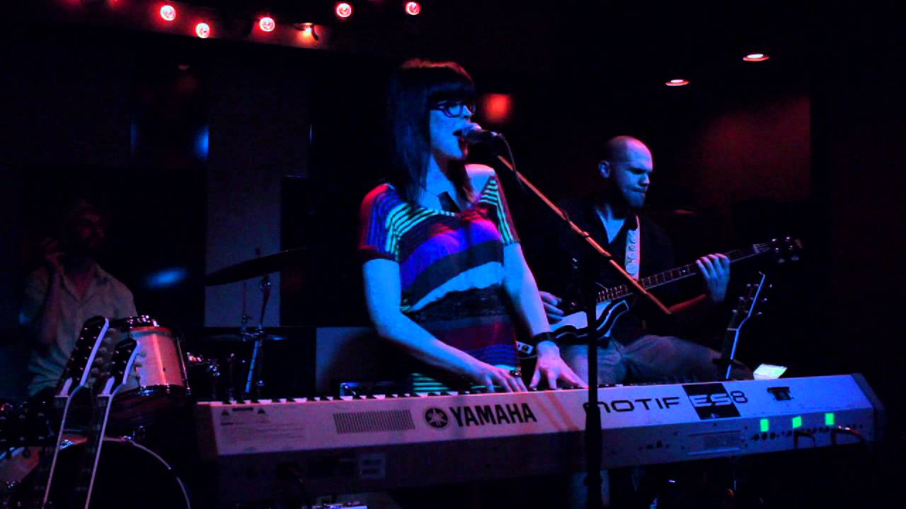 Leslie Hunt - Wait For It (Live at Jerry's) - YouTube