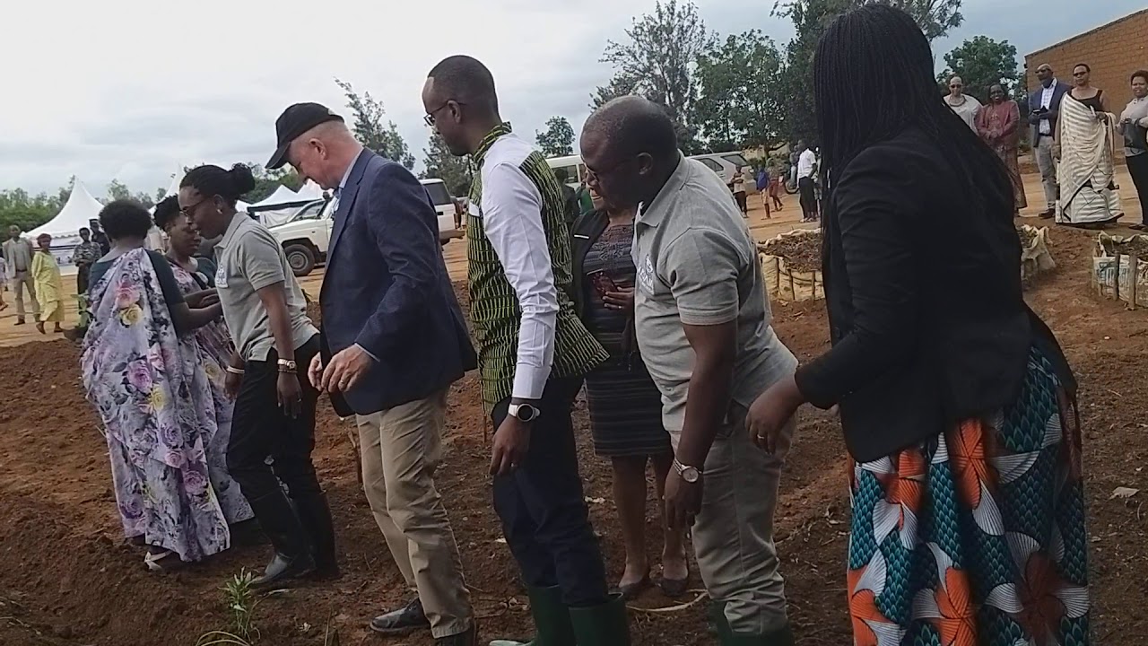 Dr Anita Asiimwe na Mayor Mutabazi Richard - YouTube
