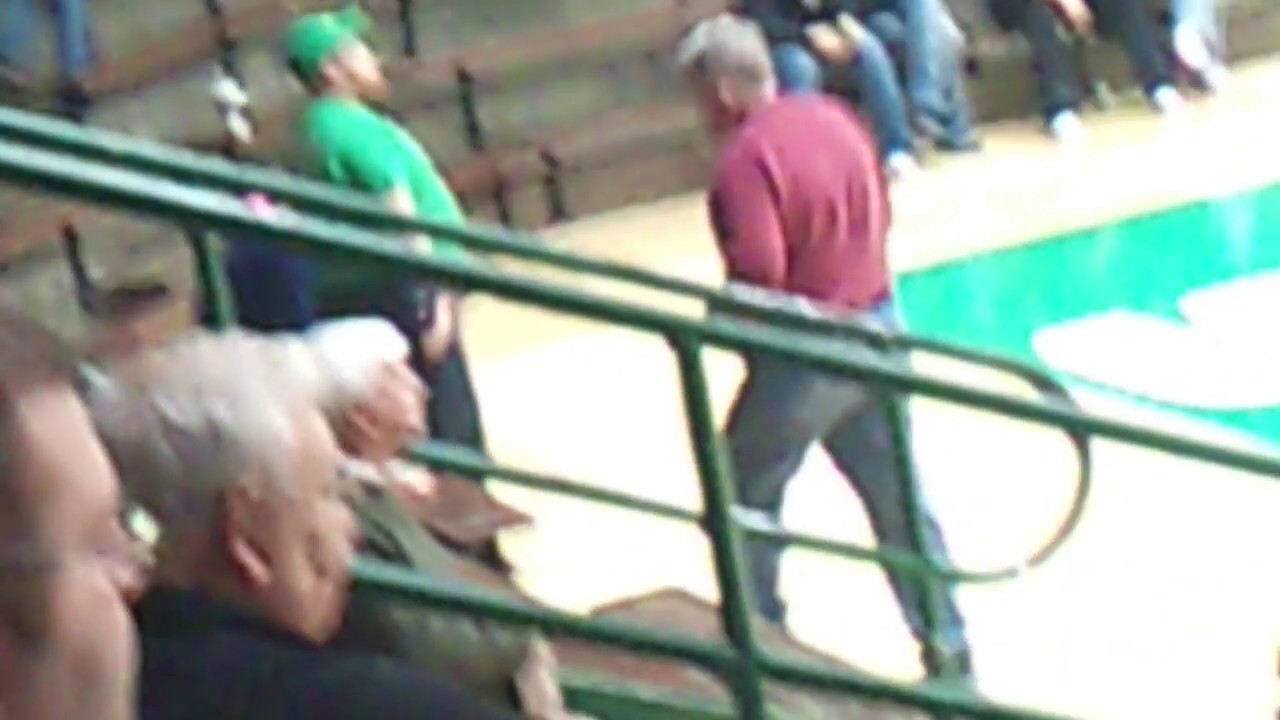 Weird guy dancing - YouTube