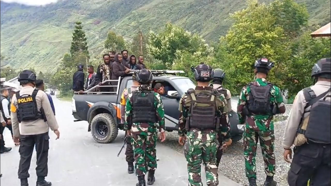 GABUNGAN TNI POLRI MELAKUKAN PENGAMANAN DI JALAN KOTA MULIA PUNCAK JAYA ...