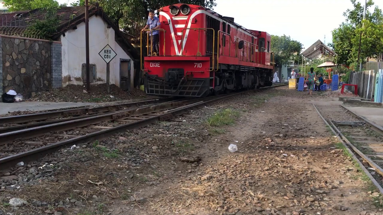 D13E - 710 Locomotion YDM4 in vietnam - YouTube