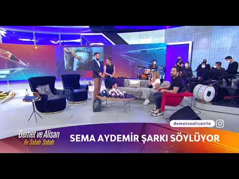 Sema Aydemir şarkı söylüyor