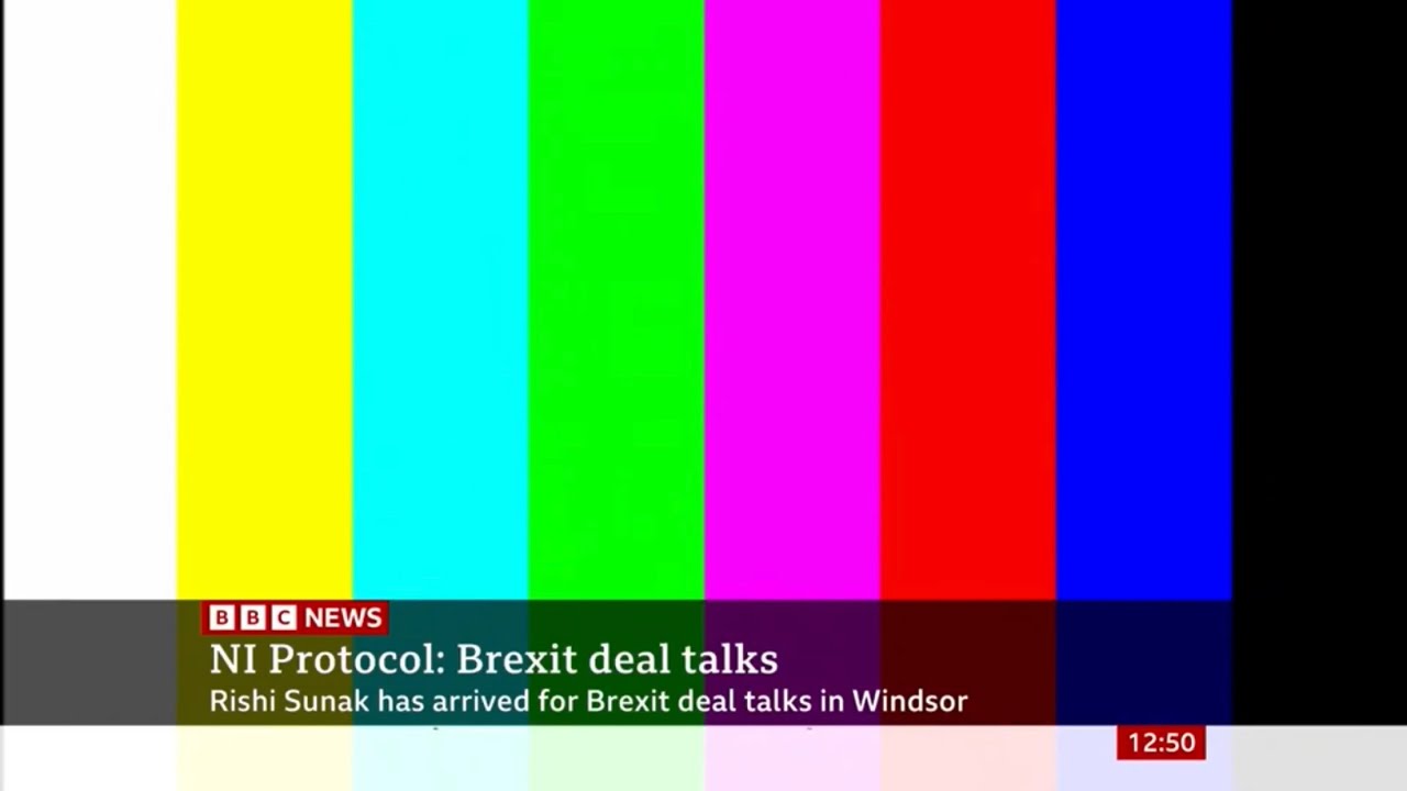 'Some nice colourful bars' appear briefly on BBC News - YouTube