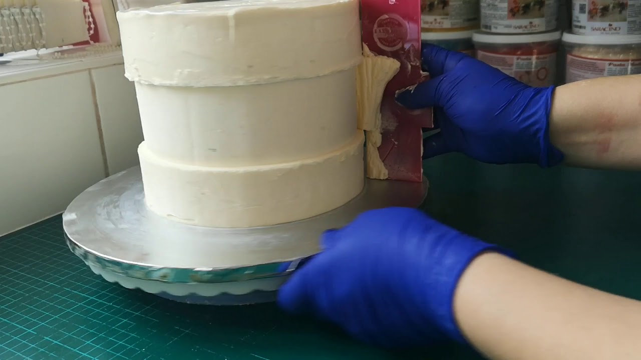 How to use Engraved Works cake combs (scrapers) to create Bico Embutido ...