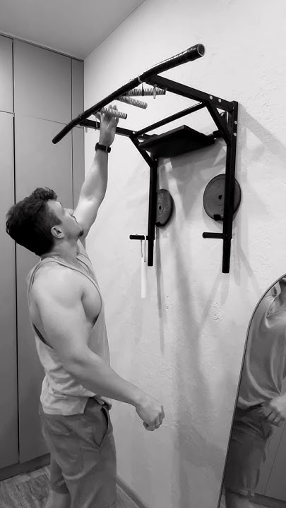 Качаю бицепс на турнике - YouTube