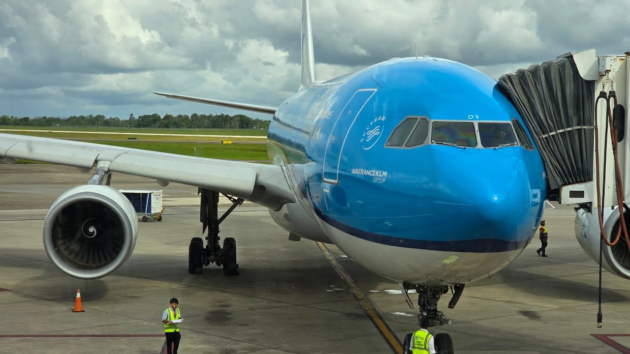 Planes and Ground Crew at Piarco Int'll Airport, Trinidad - YouTube