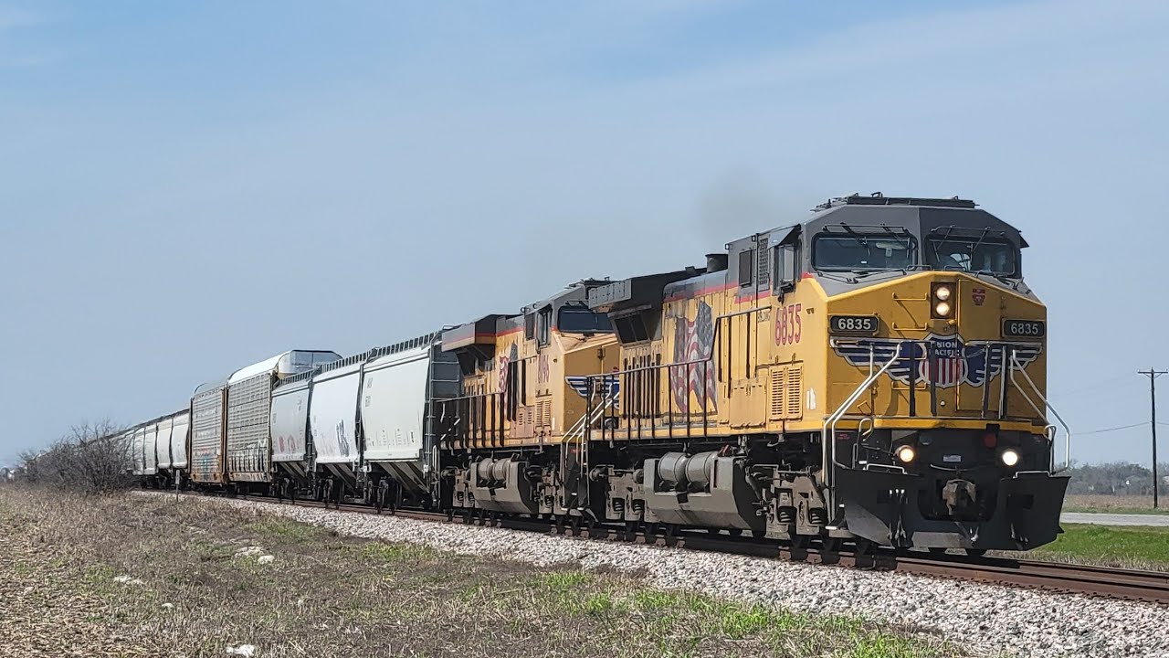 Union Pacific 6835 leads MSANP North through Hutto Texas - YouTube