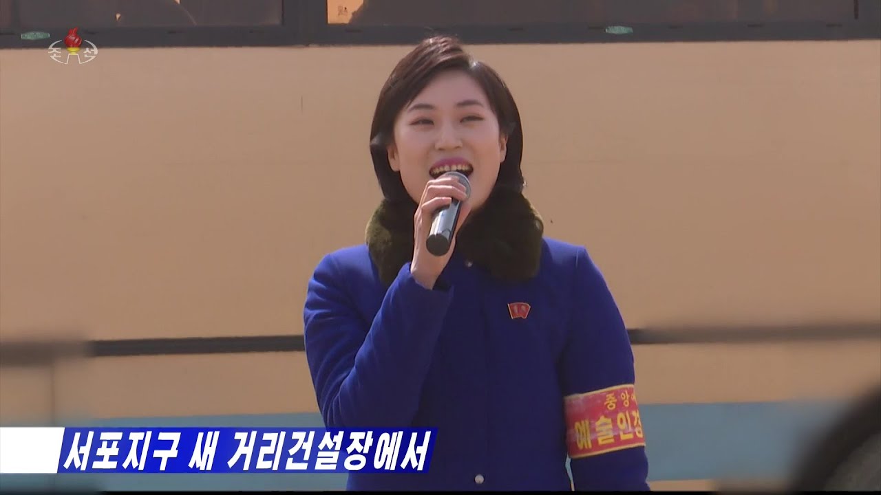 서포지구 새 거리건설장에서 At the new street construction site in Sepo District 西浦 ...