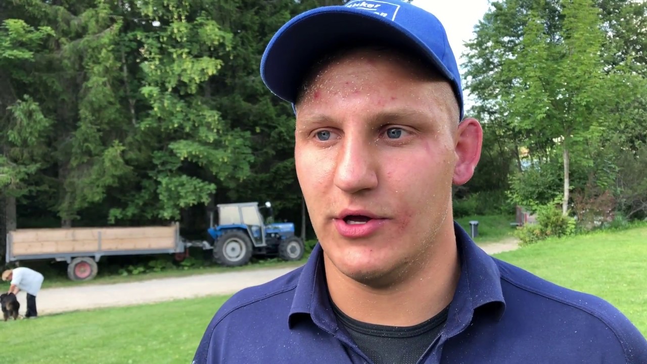 Lario Kramer nach seinem Kranzsieg am Schwingfest Schwarzsee 2018 - YouTube