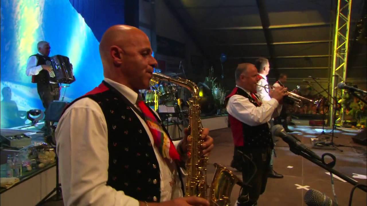 Norbert Rier an vorderster Stelle auf der Bühne - YouTube