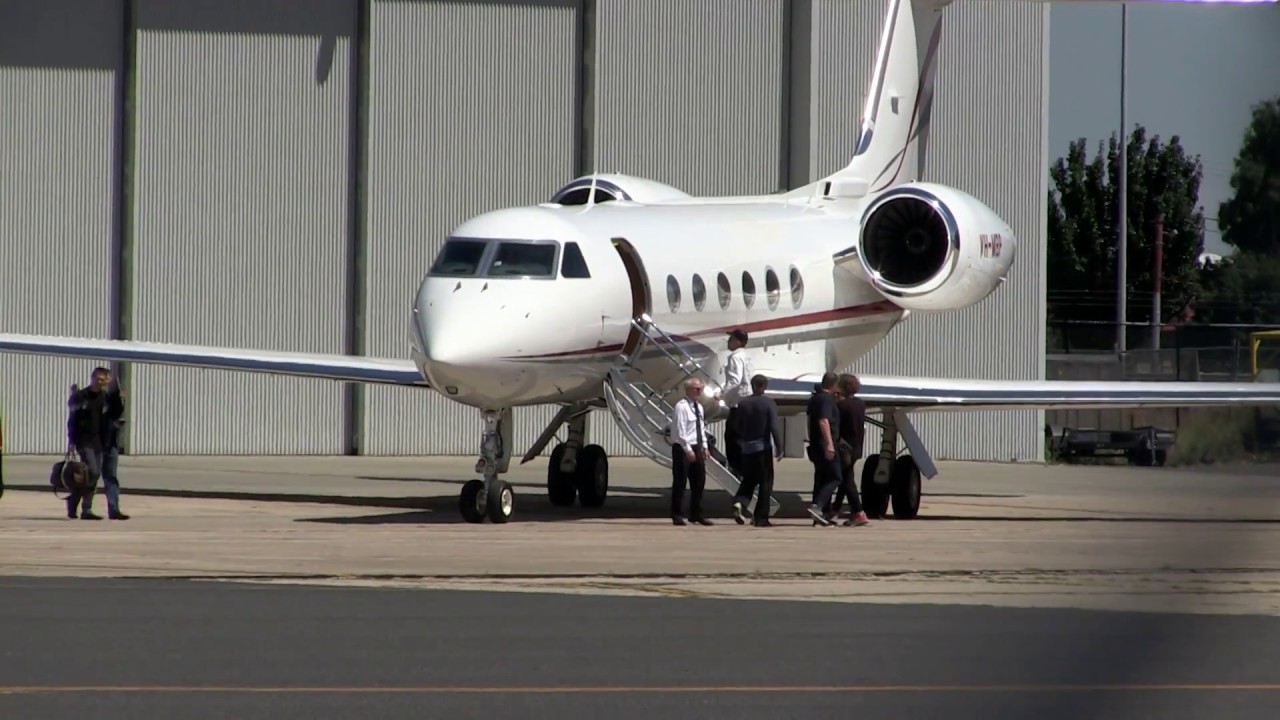 'Robbie Williams waves goodbye to Melbourne as he boards private jet ...