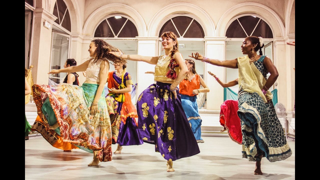Garba Dance Workshop in Lyon, France | Dholida | Rafia Bon - YouTube