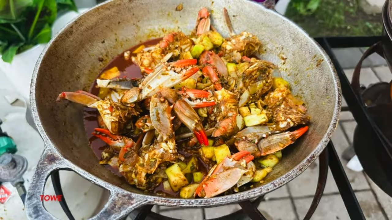 Backyard Cooking Delicious Crab Curry, Smoke-fish Cookup and Chow ...