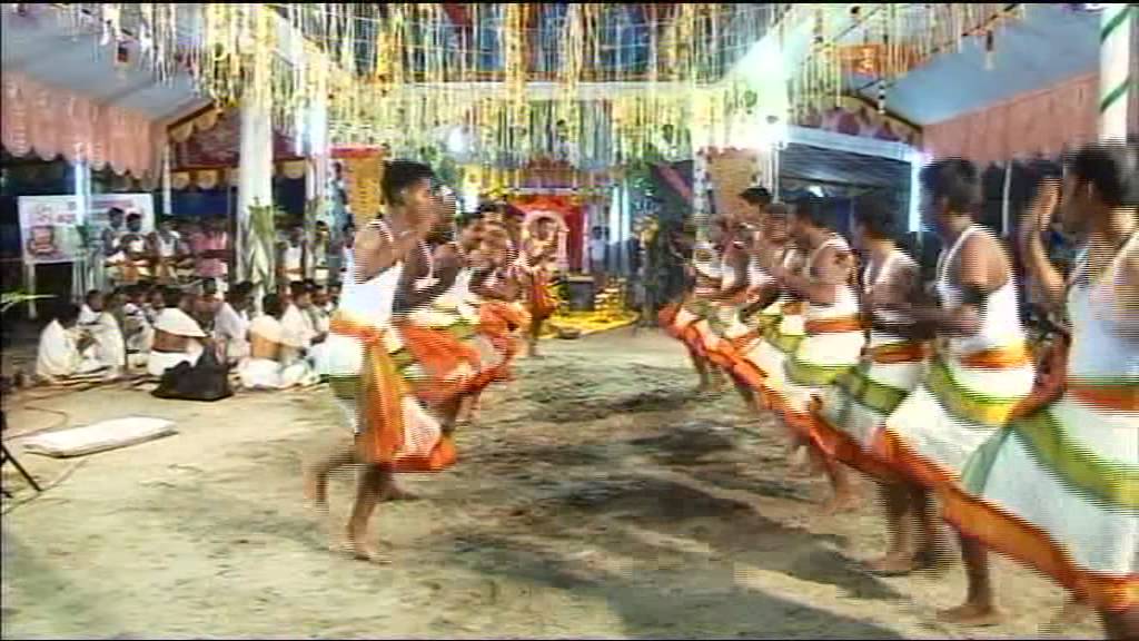 chettikulangara kuthiyottam at changayil 2013 - YouTube
