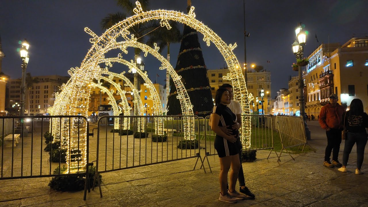 PLAZA MAYOR de LIMA, ya luce adornada por NAVIDAD - YouTube