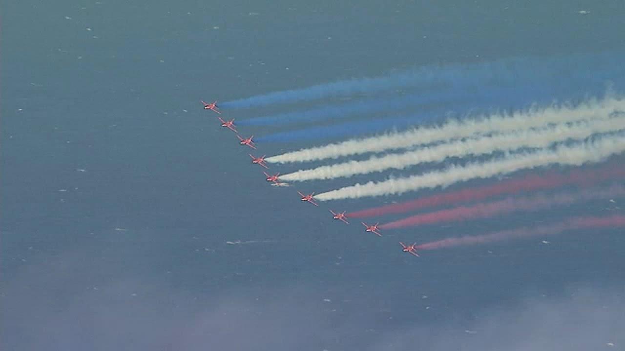 red-arrows-perform-aerial-maneuvers-over-socal-landmarks-abc7-youtube