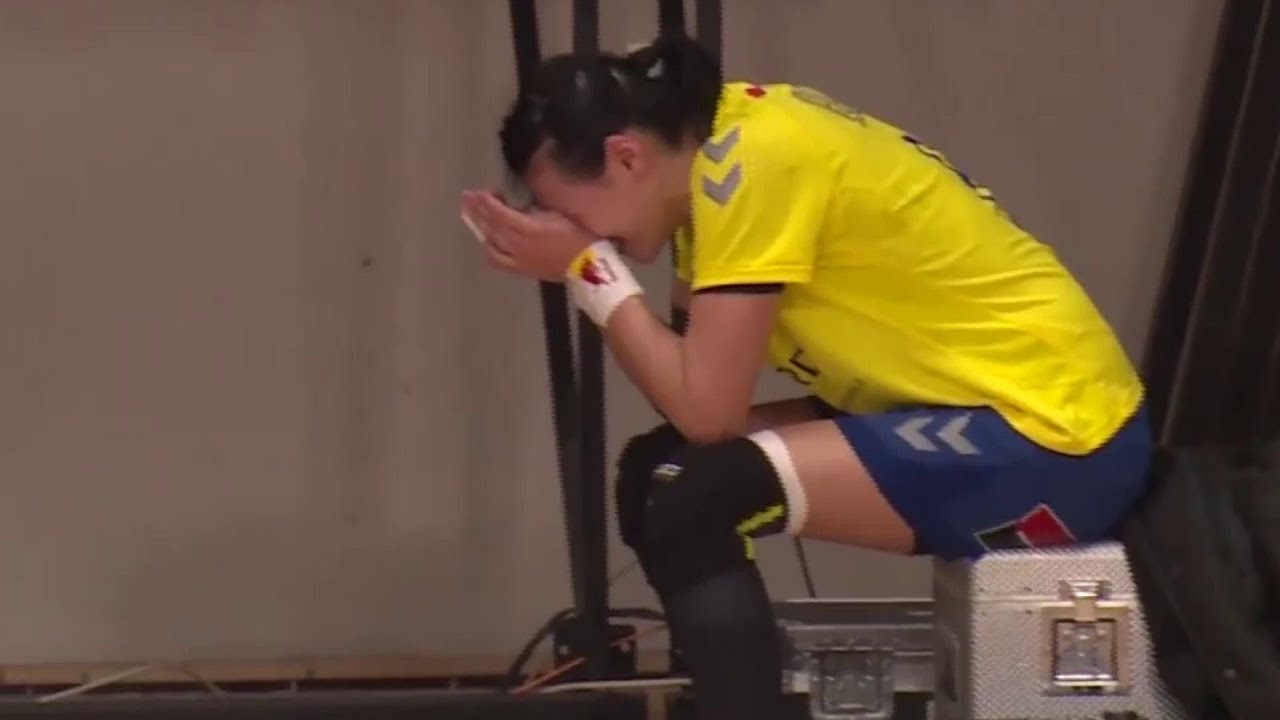 EMOȚIONANT | Cristina Neagu și colegele de la națională, în lacrimi ...