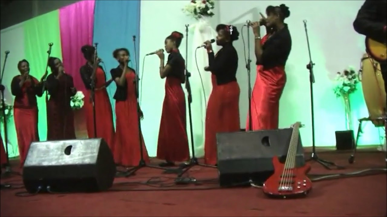Haitian Gospel Singers - M'apiye m [ LIVE ] - YouTube