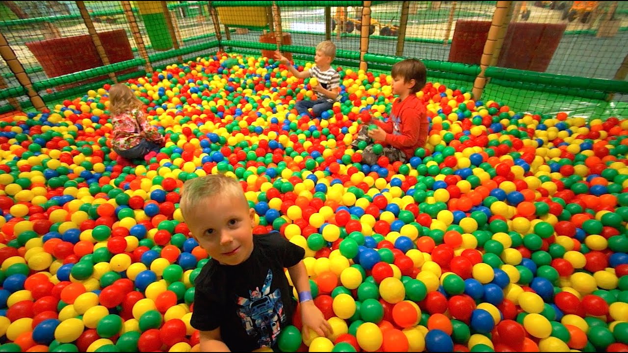 Family Fun at Lek & buslandet (indoor play) - YouTube