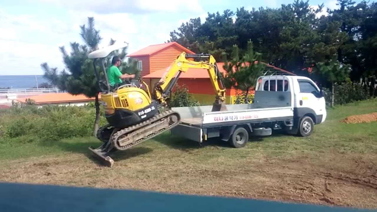 Yanmar vio 20 mini excavator digger loading - YouTube