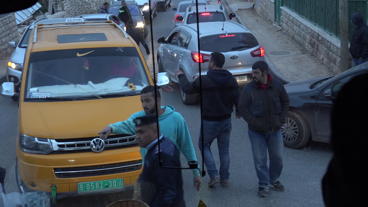 Traffic jam in Bethlehem behind Jerusalem checkpoint 300 - YouTube