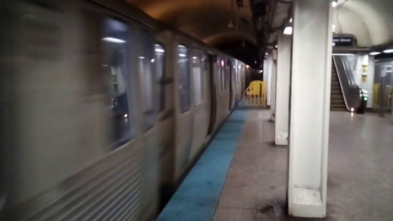 CTA 2009-15 Bombardier 5000-series Red line train arrives/departs ...