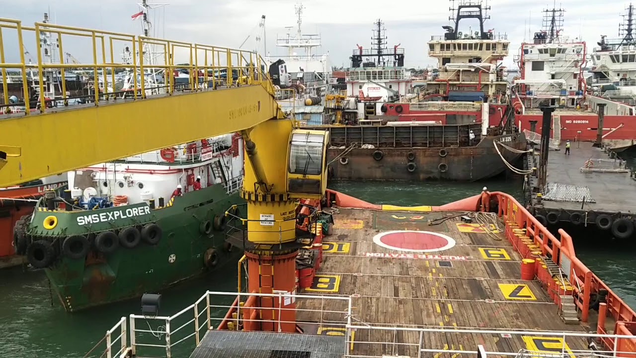 AHTS DP2 Vessel Maneuvering To Alongside - YouTube