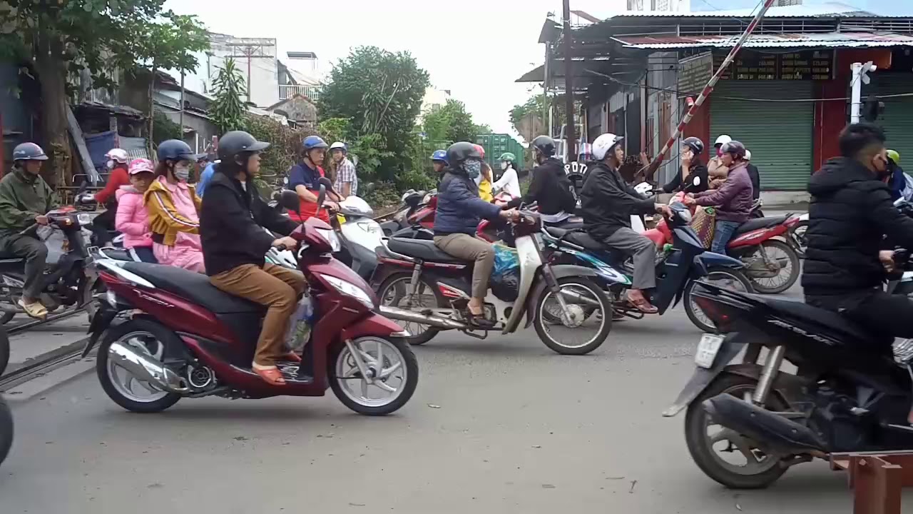 [121] D13E-708 và D13E-707 Kéo Tàu Hàng (25/12/2020) - YouTube