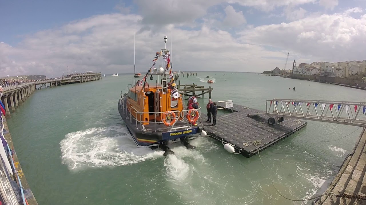 Swanage's new Shannon Class Lifeboat 13-13 arrives in Swanage - YouTube