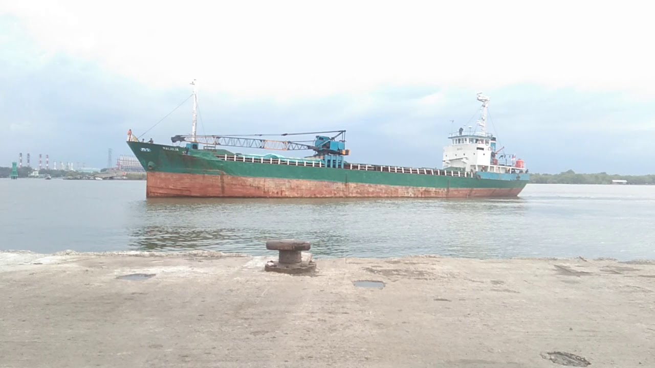Proses Olah Gerak Sandar Kapal KM MALRIJA - YouTube