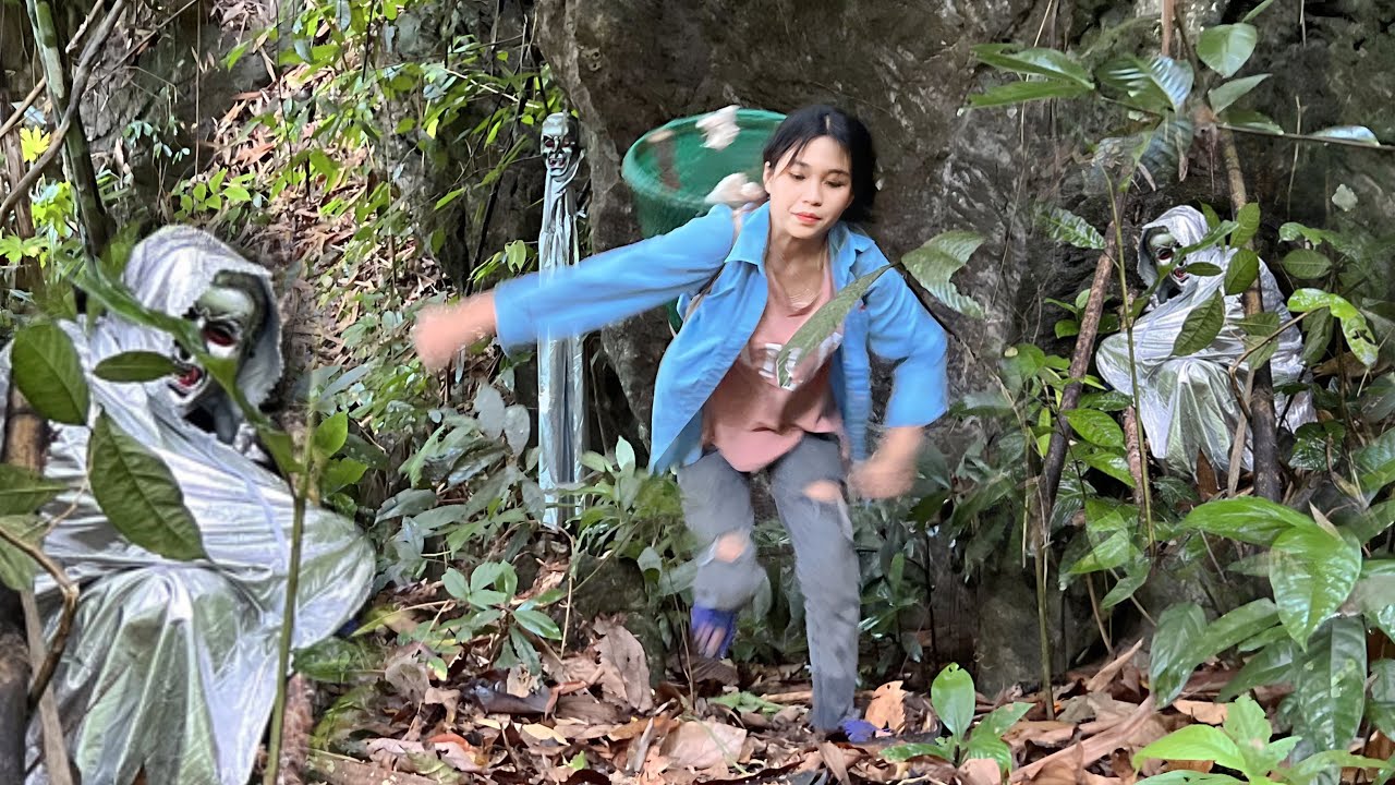 OMG! Lost in the Ghost Forest, the Girl panicked and ran away from this ...