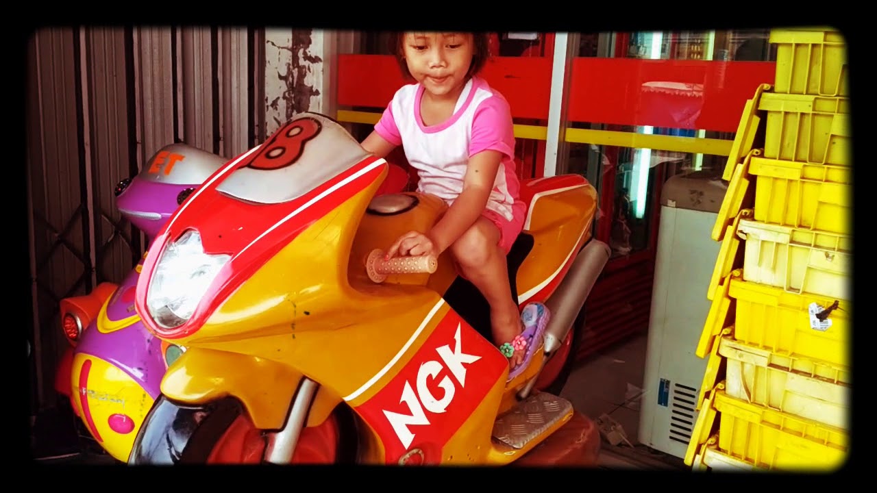 Naik Motor Balap Mainan Di Depan Indomart - YouTube