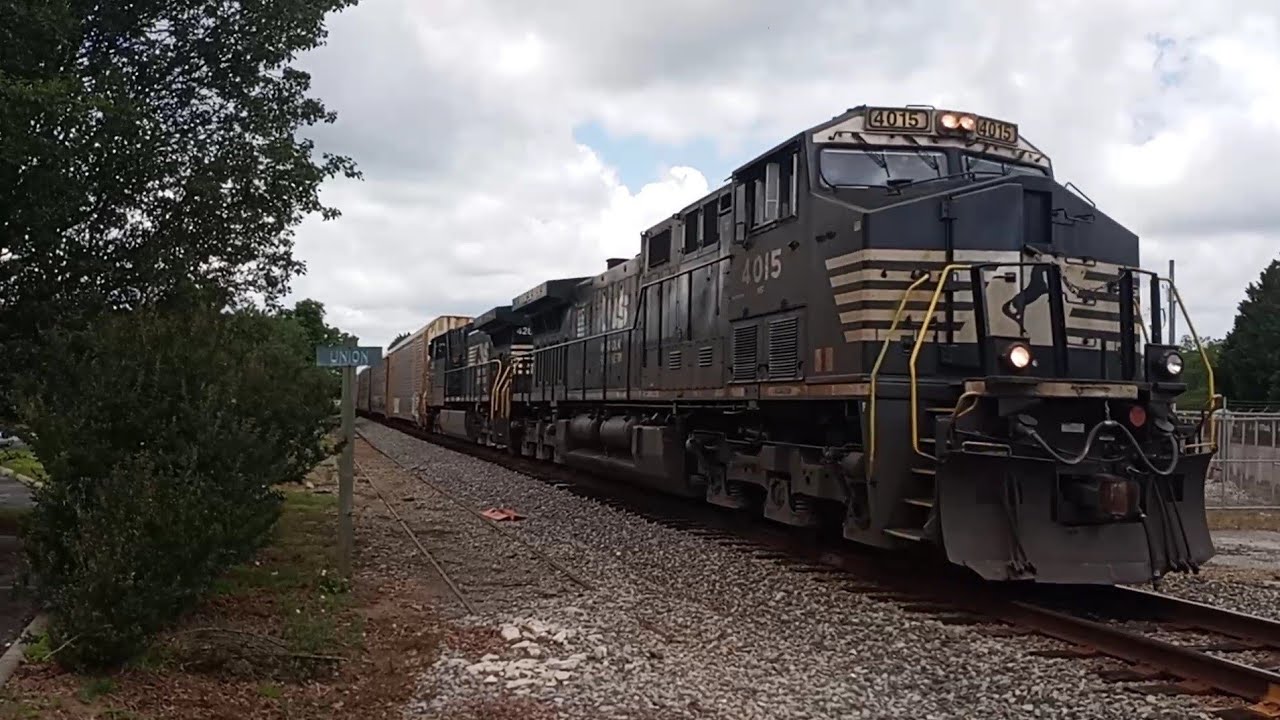 NS 18D Moves Through Union SC On The NS W Line With NS 4015 Leading ...