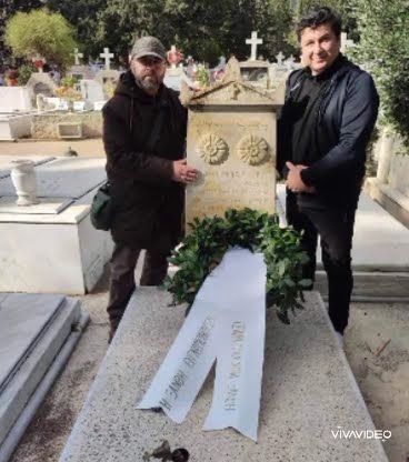 "Η ΞΑΝΘΗ ΕΥΓΝΩΜΟΝΟΥΣΑ".(Τρισαγιο στον ταφο του Μανου Χατζιδακι). - YouTube