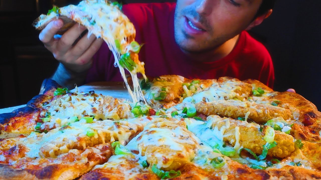 CHEESY FRIED CHICKEN FINGER PIZZA 🍕フライドチキンピザ * MUKBANG ...