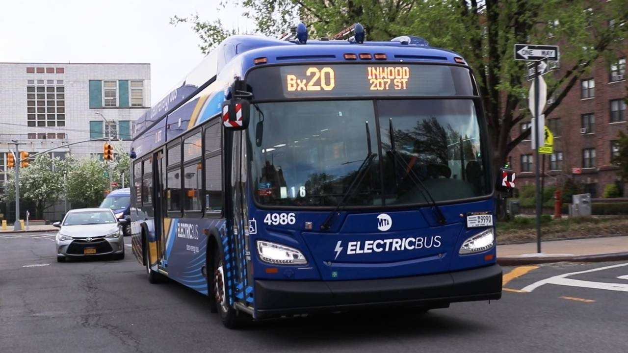 NYCT Bus: 2024 New Flyer XE40 NG #4986 on the Bx20 along Broadway and ...