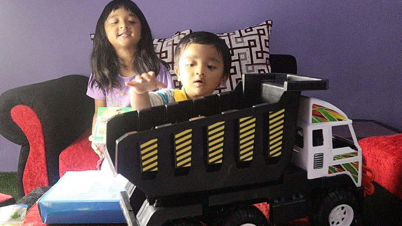 Balita lucu unboxing Mobil Truk besar | Latu Toys - YouTube