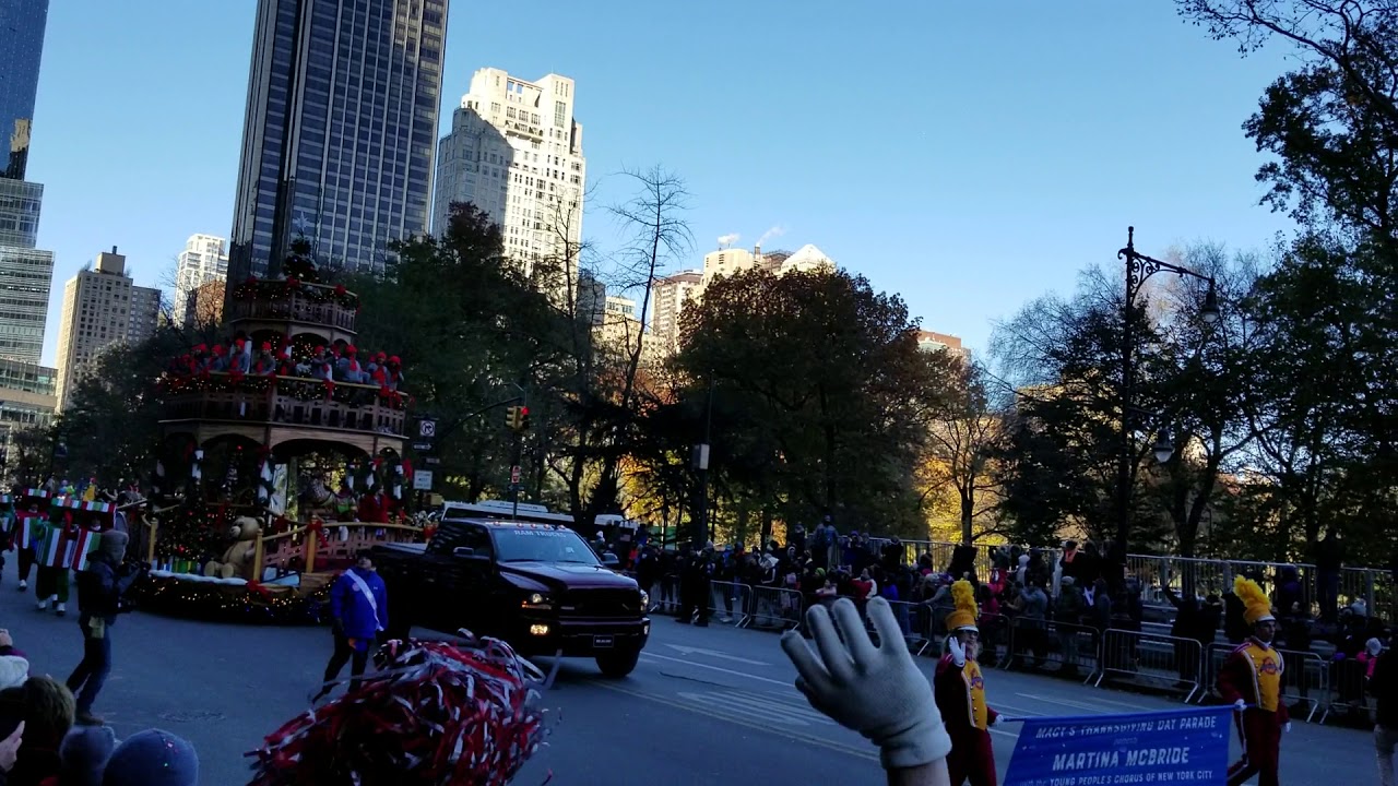 Martina McBride on riverboat float in Macy's Thanksgiving Day parade ...