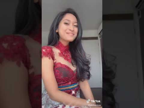 Perempuan Indonesia kalo udah pake kebaya