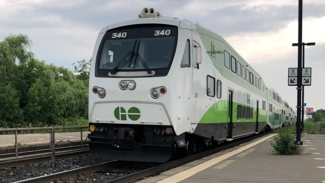 Go Train 624 Burlington go station - YouTube