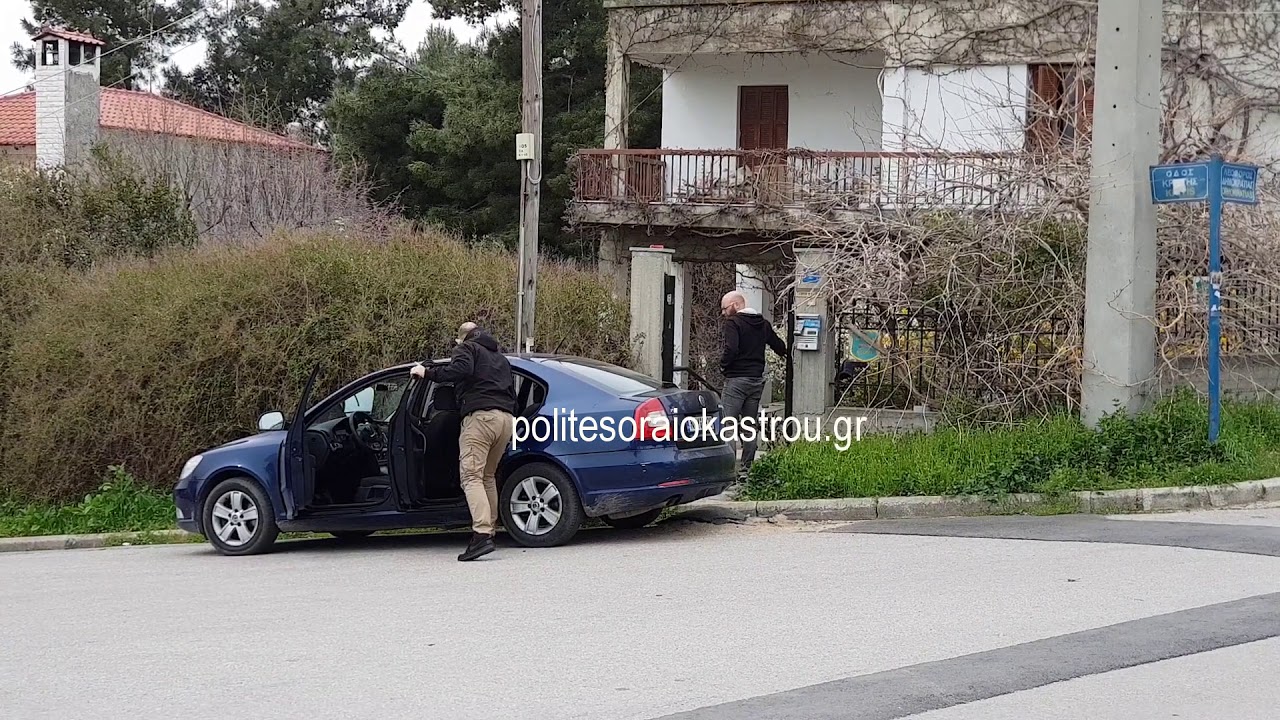 Στο σπίτι του 58χρονου μαζί με τους αστυνομικούς - YouTube