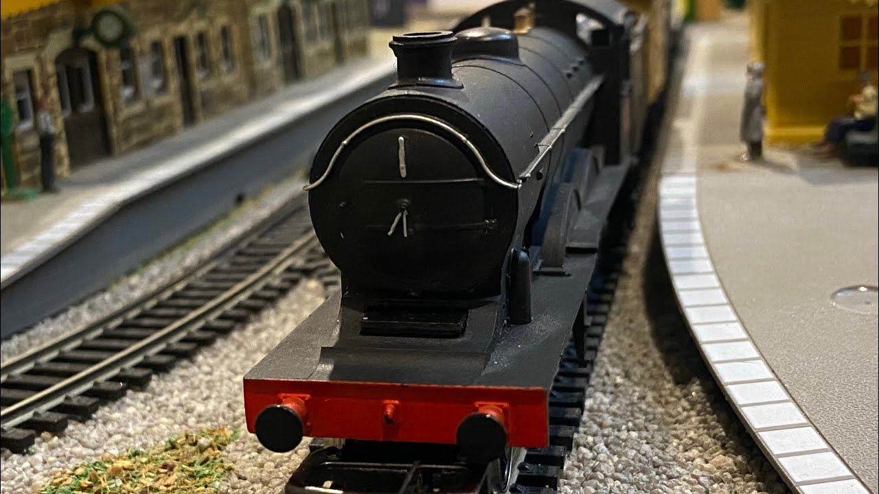 A Short Review of The Hornby R150B B12 - YouTube