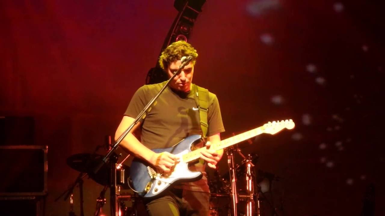 Brit Floyd - Edo Scordo Throws It Like A Sir - YouTube