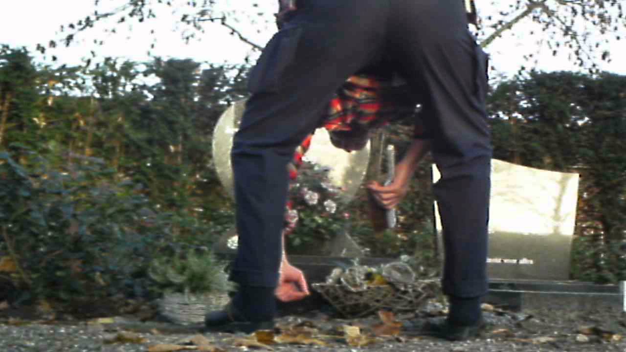 Maandag 02-12-2013 Grafsteen Moeder schoonmaken. - YouTube