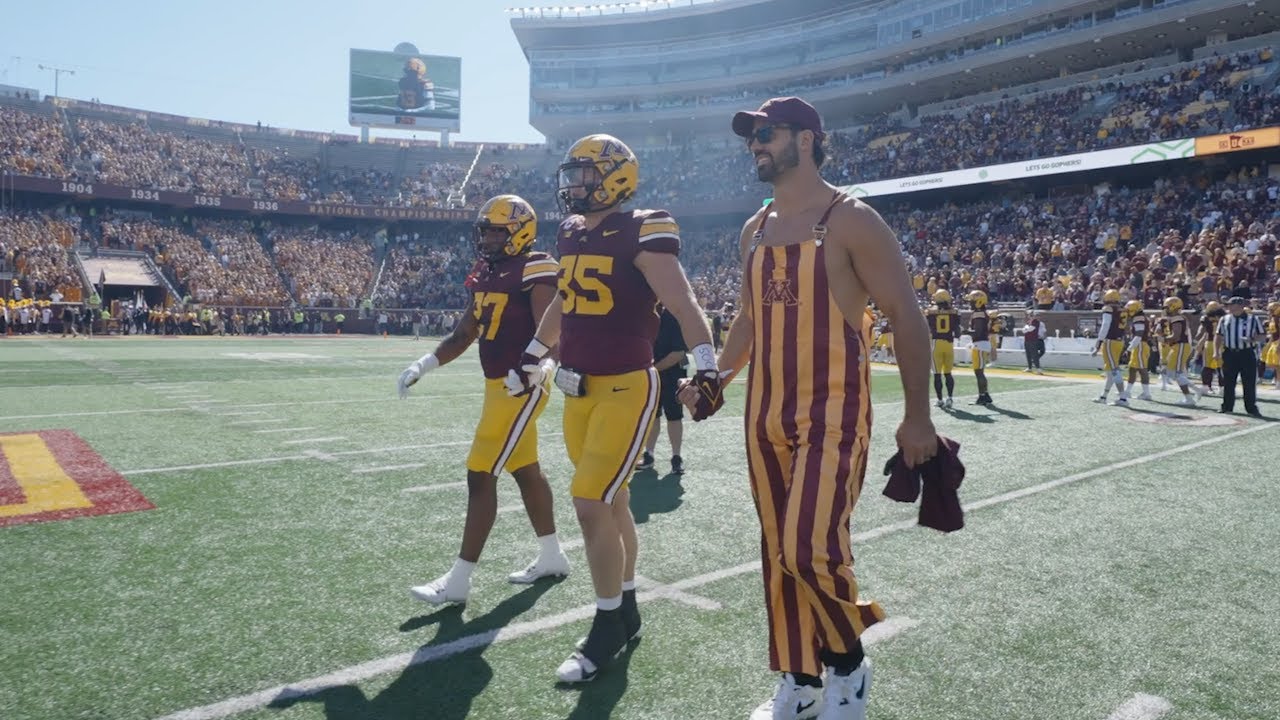 Eric Decker Joins Gopher Football as Coin Toss Captain - YouTube
