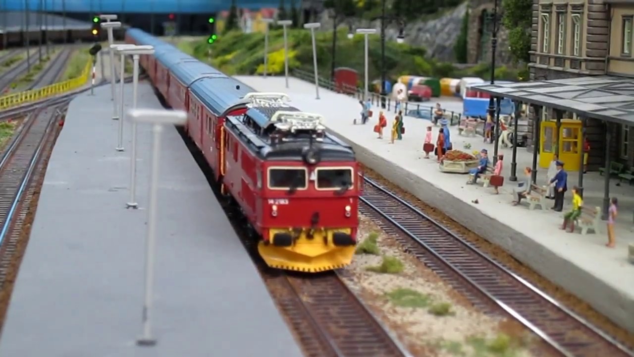 NSB EL 14 Med B5 vogner Rød Sort design - YouTube