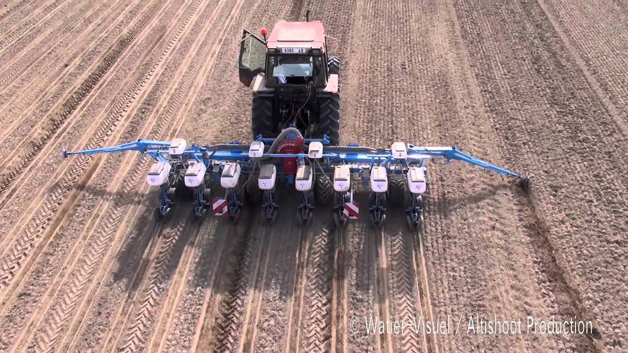 Semis maïs avec un semoir Monograine Monosem 8 rangs - YouTube