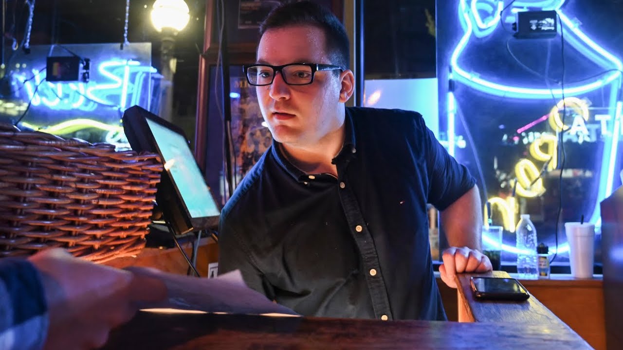 Joshua Bosman hosts trivia at Brown Jug - YouTube