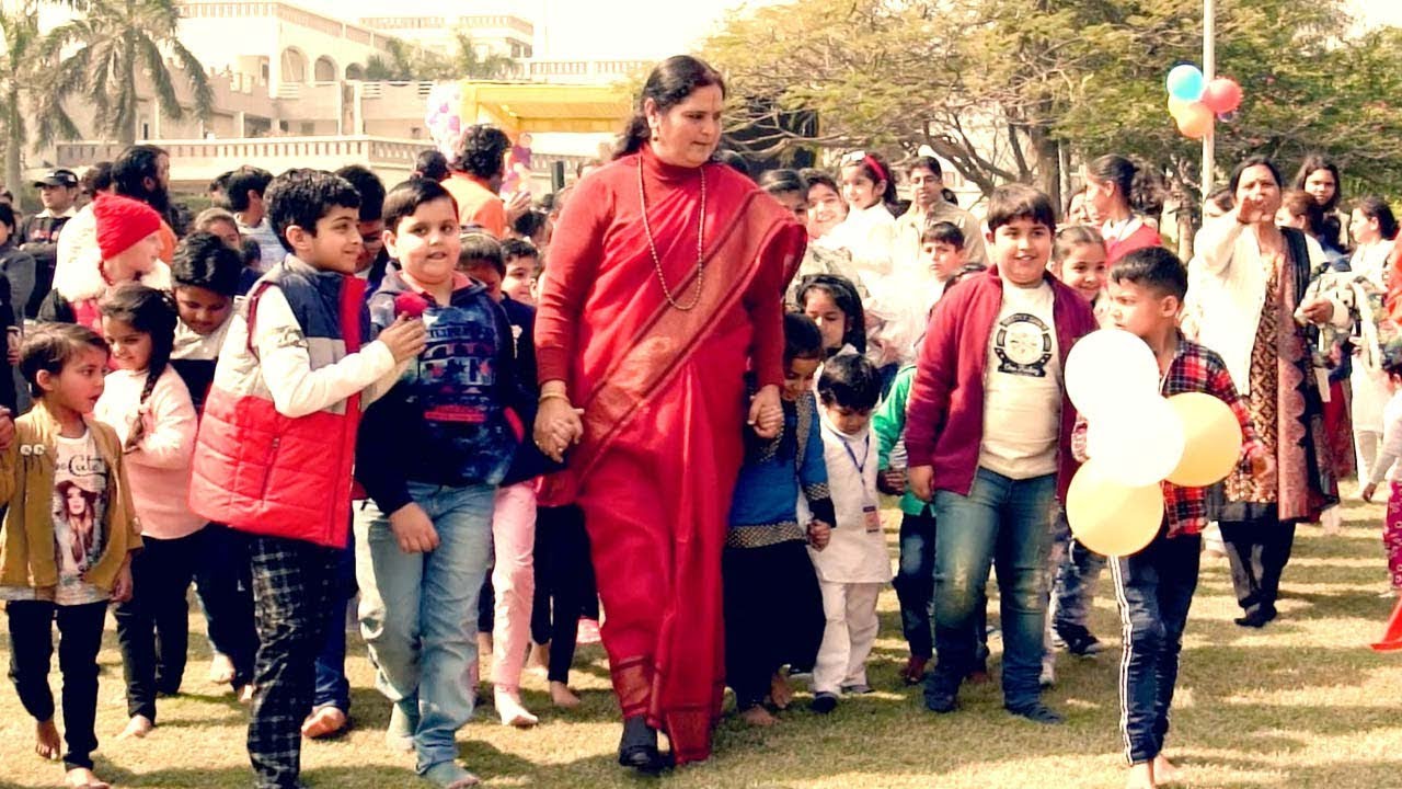 Divine Extravaganza | Children with revered master Anandmurti Gurumaa ...